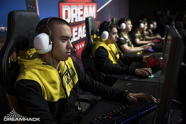 Бывший игрок NAVI продал свой аккаунт в Steam, который в настоящее ...